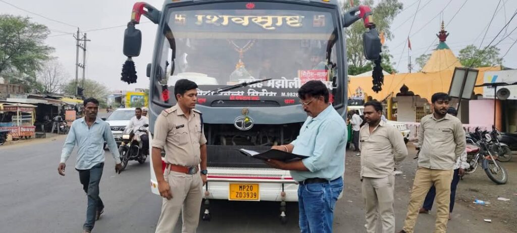 RTO fine on buses: चेकिंग में फंसीं 15 यात्री बसें, आरटीओ ने ठोका ...